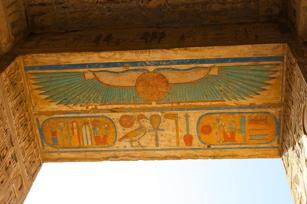 De dioses y discos solares alados – ReydeKish – Historias de la Antigüedad